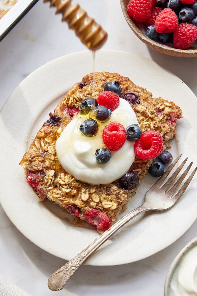 Baked Oats With Chia Seeds & Berries